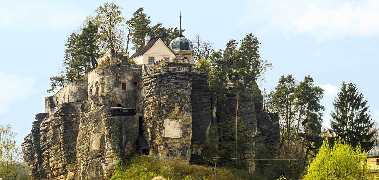 Skalní hrad a poustevna ve Sloupu v Čechách | Objevuj památky